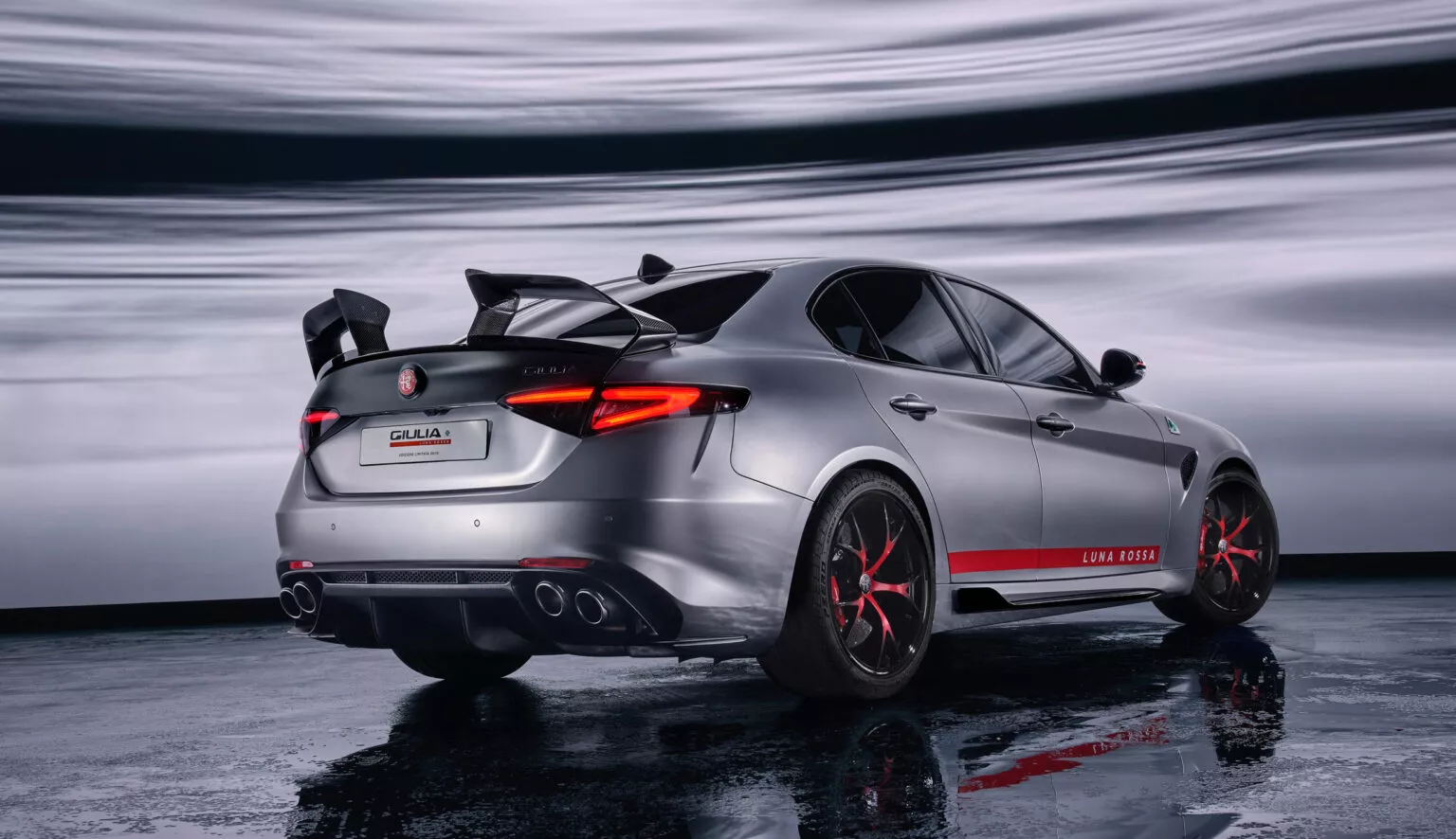 Alfa Romeo เปิดตัว Giulia Quadrifoglio Luna Rossa รุ่นพิเศษติดปีกสไตล์เรือยอชต์ ผลิตแค่ 10 คัน ...